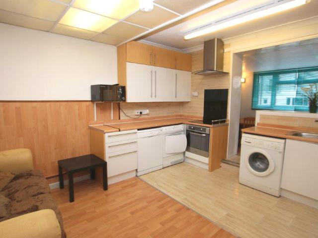 Tolworth Broadway, Surbiton KT6 5 bed maisonette to rent £3,125 pcm £721 pw
