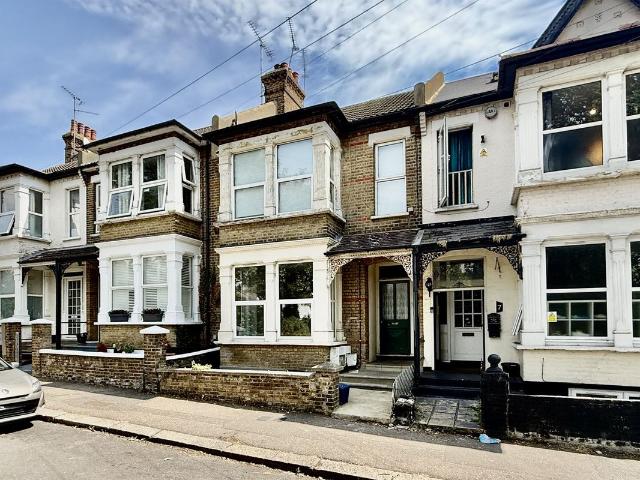 Toledo Road SS1, 2 bed flat to rent, £1,300 pcm | PrimeLocation