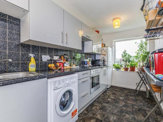 Tollbar Court, Sutton, SM2 2 bed flat to rent £1,600 pcm £369 pw