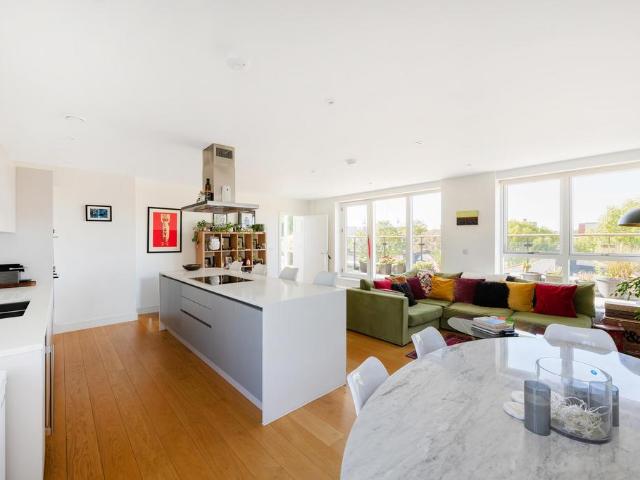 Tollgate Gardens, London, NW6. 3 bed flat to rent £5,300 pcm £1,223 pw