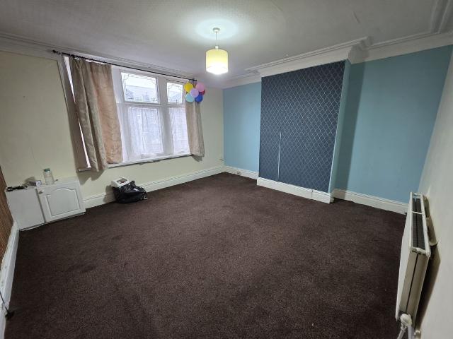 Toller Lane, Bradford BD8, 2 bed flat to rent, £600 pcm | PrimeLocation