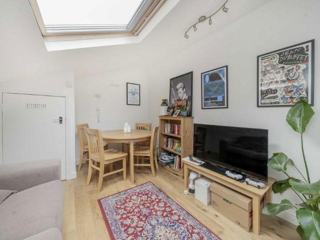 Tollington Park, London N4 2 bed flat to rent £2,300 pcm £531 pw