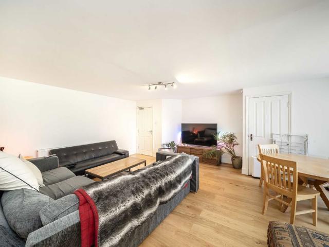 Tollington Park, London N4, 3 bed flat to rent, £3,600 pcm | PrimeLocation