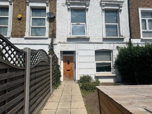 Tollington Road, London Studio to rent £1,436 pcm £331 pw