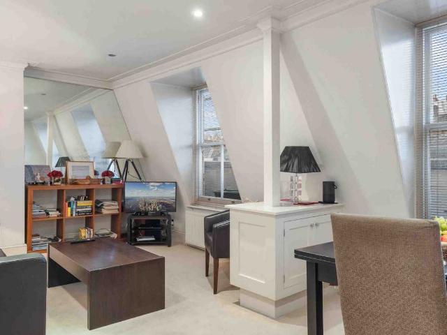 Top Floor 1 Bedroom Apartment 3 mins to South Ken