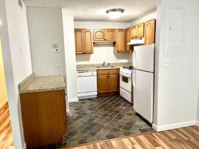 top floor 1 bedroom, 1 bathroom condo with hardwood floors thr.