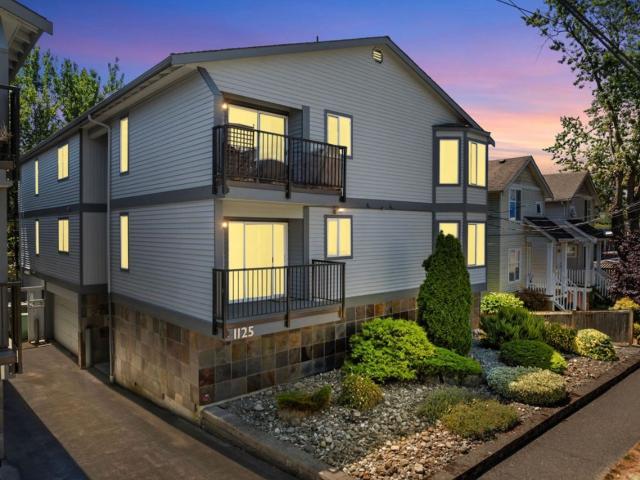 Top Floor 2 Bed Condo with Garage Parking