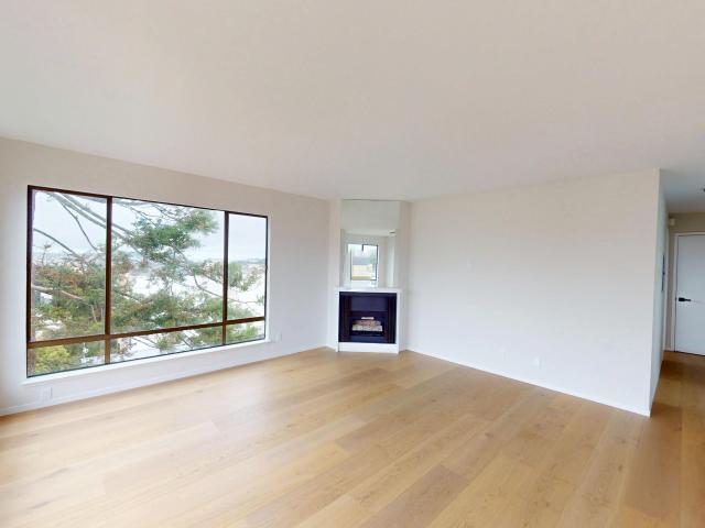 Top Floor corner 1 BR with Laundry in Unit and City Views!