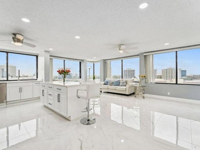 Top floor city view apartment