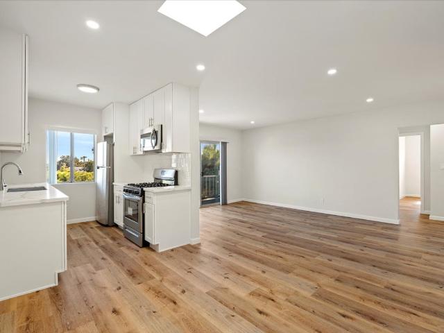 Top Floor Beautifully Renovated 2 Bed/2 Bath Balcony WD Parking