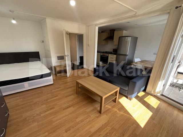Top Floor double studio with balcony & includes heating & hot water