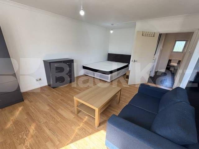 Top Floor double studio with balcony & includes heating & hot water