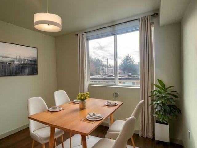 Top Floor Fauntleroy Studio! W/D In Unit