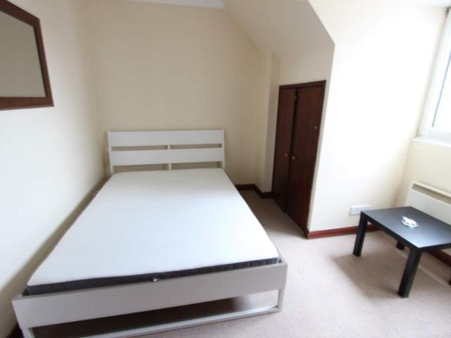 Top floor flat 1 BED N20. Close to M&S, Waitrose, Tube and amenities. AVAILABLE NOW