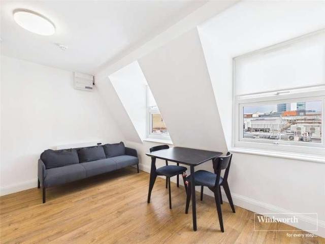 Top Floor Flat, Cross Street, Reading, Berkshire, RG1