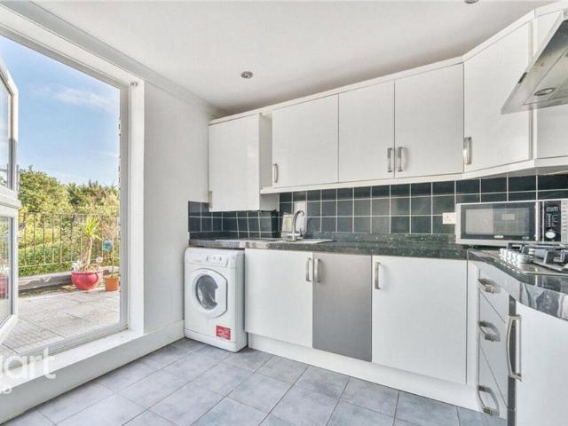 TOP FLOOR FLAT Russell Road, LONDON 3 bed apartment to rent £2,200 pcm £508 pw