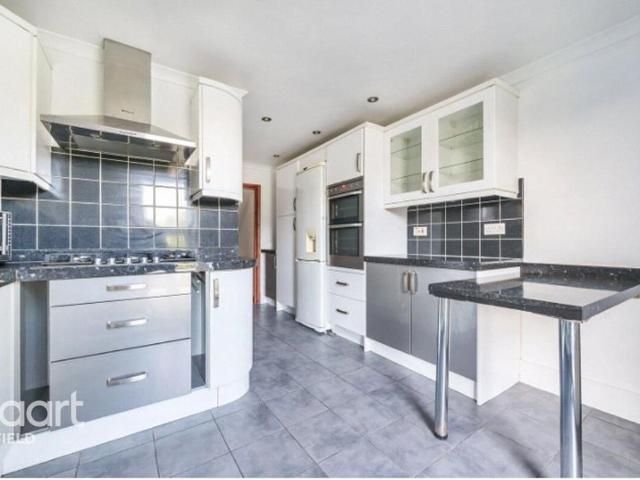TOP FLOOR FLAT Russell Road, LONDON 3 bed apartment to rent £2,200 pcm £508 pw