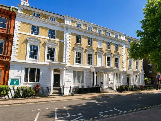 Top Floor Flat, Southgate Street. 2 bed apartment to rent £1,750 pcm £404 pw