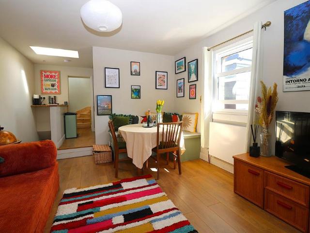 Top floor one bedroom flat 1 bed flat to rent £1,600 pcm £369 pw