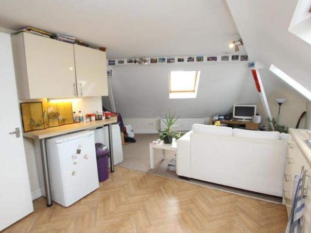Top floor maisonette located in the highly desirable area of Southville complete with Two bedrooms with the second being a perfect home office. Ideal for a couple or individuals. Not suitable for sharers. Available January. EPC C
