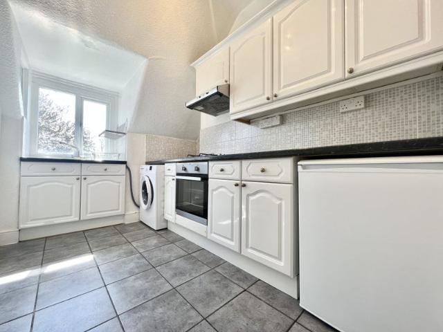 Top Floor Studio Flat in Croydon excl Bills