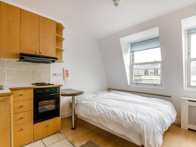 Top Floor Studio Flat in Earl's Court, London