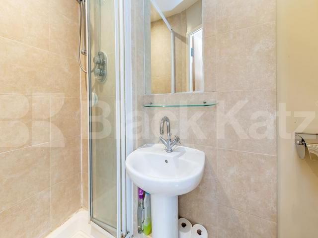 Top floor Studio in a Zone 1 Location Minutes to Old street Station