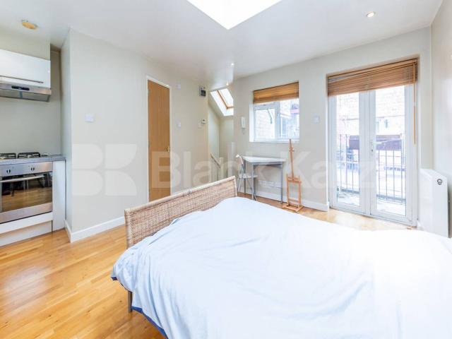 Top floor Studio in a Zone 1 Location Minutes to Old street Station