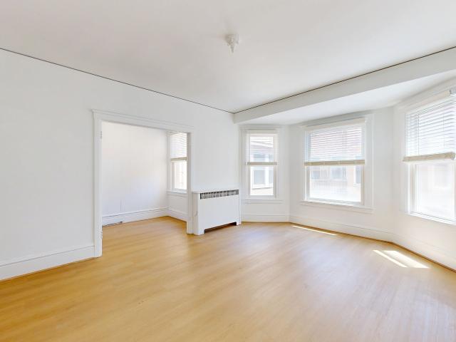 Top Floor Studio with City Convenience – Pet Friendly