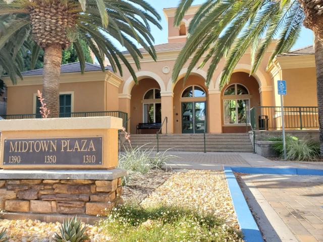Top Floor Penthouse Condo, Elevators, Balcony with Views!
