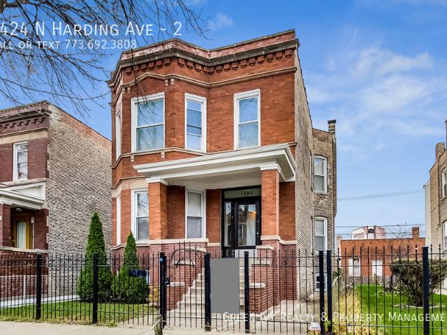 Top Floor Vintage 3 Bed in Humboldt Park