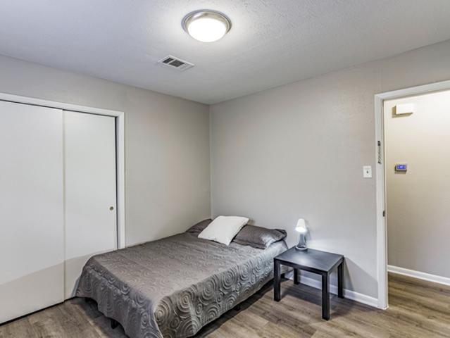 Top Host Updated Fort Worth, 4 minute walk to public transportation, Near Stockyards & Downtown!