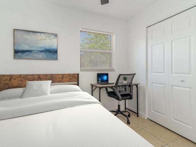 Top Rated Host Near Kirkman Rd, Universal Studios and MetroWest — Minifridges Wi Fi & Wired Internet, Workspace Renovated Orlando Home