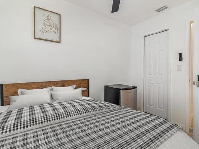 Top Rated Host Near Kirkman Rd, Universal Studios and MetroWest — Minifridges Wi Fi & Wired Internet, Workspace Renovated Orlando Home