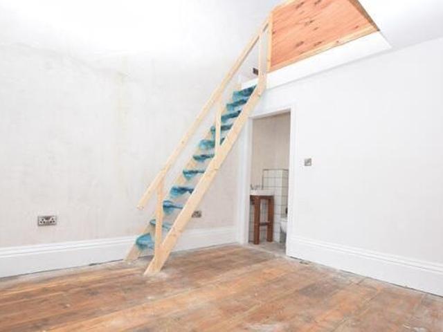 Top Right Room, Bank Street, Studio Apartment For