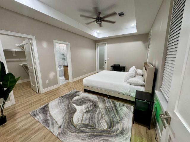 Top Unit With 8Ft Covered Balcony & Large Beds. Al