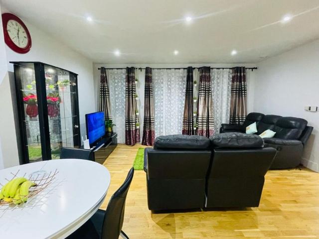 Topaz Apartments, TW3, Hounslow High Street
