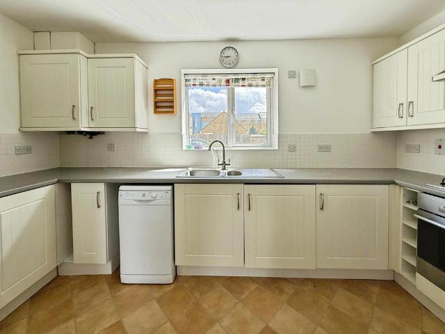 Topper Street, CAMBRIDGE, CB4 2 bed flat to rent £1,450 pcm £335 pw