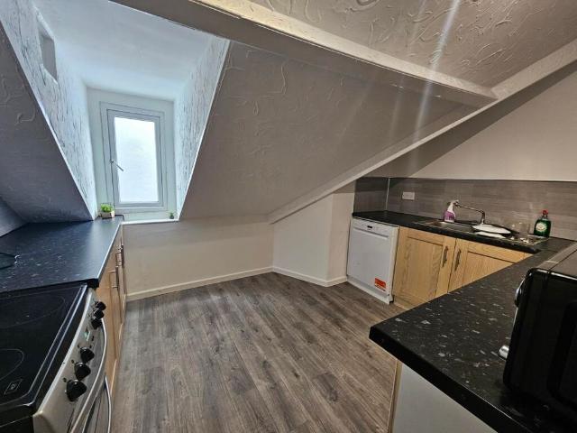 Torquay town centre room with all bills included Room 16