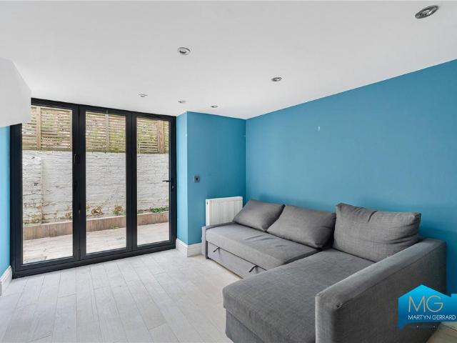 Torriano Avenue, Kentish Town. 2 bed apartment to rent £2,700 pcm £623 pw