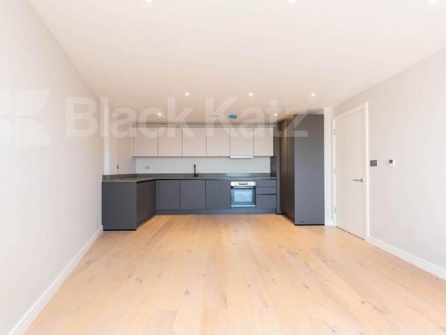 Tottenham Lane, Crouch End N8, 2 bed flat to rent, £2,799 pcm | PrimeLocation