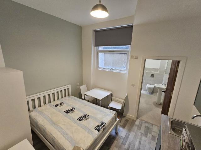 Tottenham Lane, Crouch End/Hornsey N8, Studio to rent, £1,100 pcm | PrimeLocation