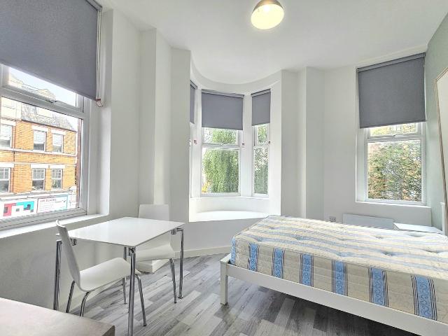 Tottenham Lane, Crouch End/Hornsey N8, Studio to rent, £1,300 pcm | PrimeLocation