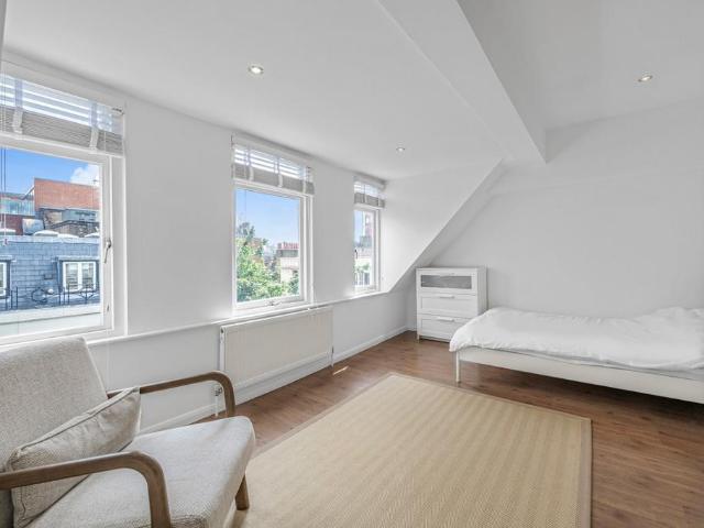 Tottenham Street, London W1T Studio to rent £2,080 pcm £480 pw