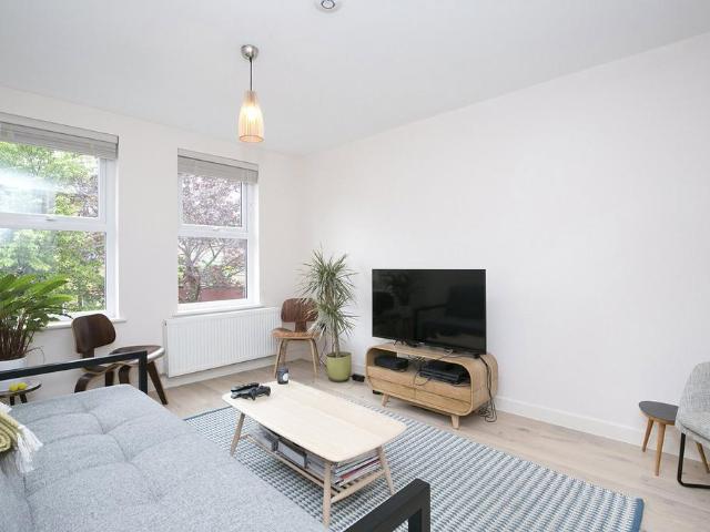 Tottenham Road, London, N1 2 bed terraced house to rent £3,250 pcm £750 pw
