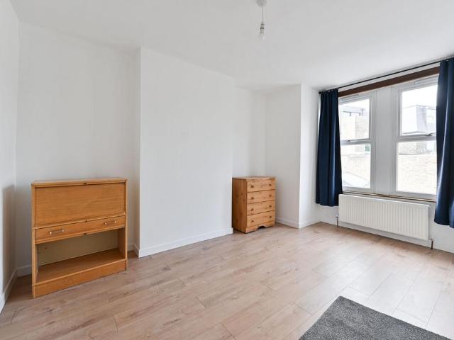 Totterdown, Tooting, London, SW17 3 bed house to rent £2,950 pcm £681 pw