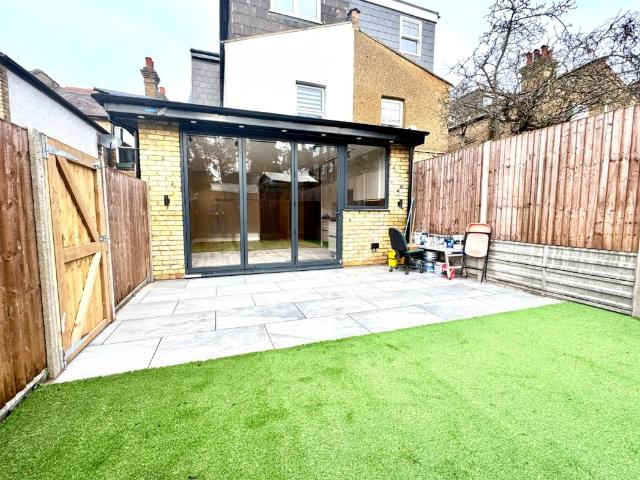 Totteridge Lane, Whetstone, North London N20, 3 bed flat to rent, £2,903 pcm | PrimeLocation
