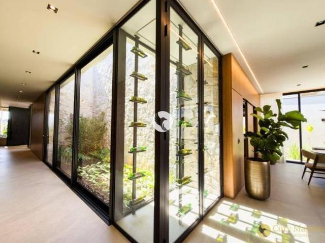 TOTALMENTE MOBILIADA Casa Térrea Moderna à Venda no Condomínio Xapada Parque Ytu – 5 Suítes, 408m²