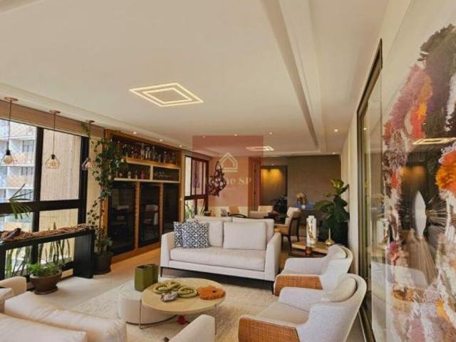 Totalmente Reformado! 4 dorms, 3 suítes, 3 vagas e com 211m² Moema