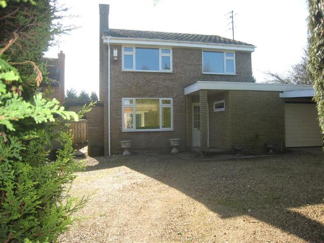 Towcester Road, Old Stratford, MILTON. 3 bed detached house to rent £1,850 pcm £427 pw